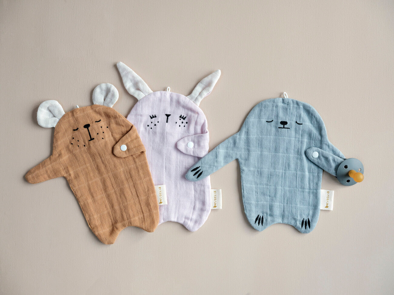 Doudou Bébé en Coton Bio - Fabelab - Doudou Attache Tétine Lapin Lilas ...